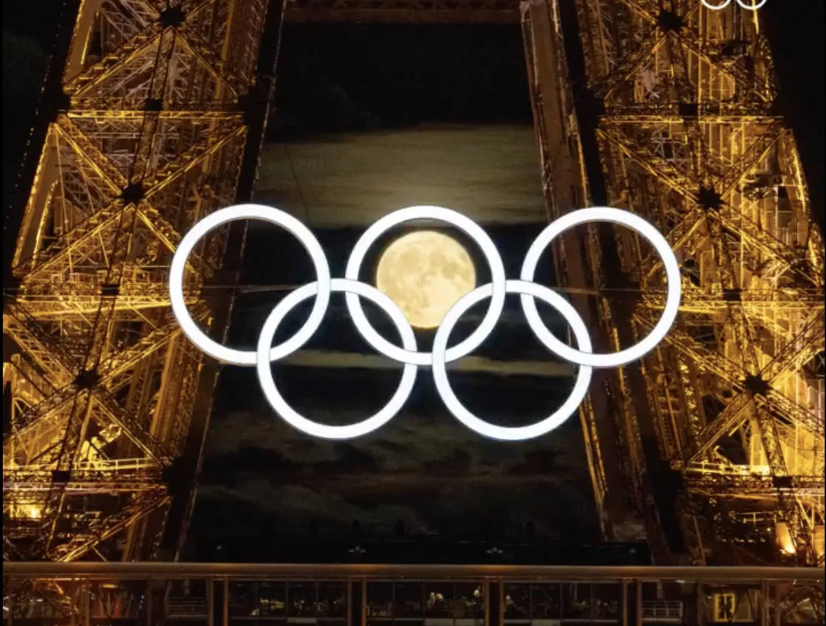 Un Photographe Capture une Spectaculaire Lune Derrière les Anneaux ...